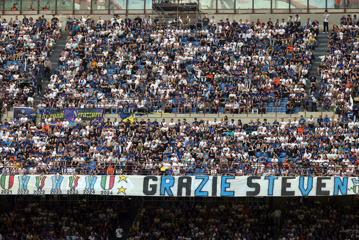 ⭐⭐ 🖤💙Dai tifosi Inter striscione per Zhang, ‘Grazie Steven’ ⭐⭐ 🖤💙 – a l ...